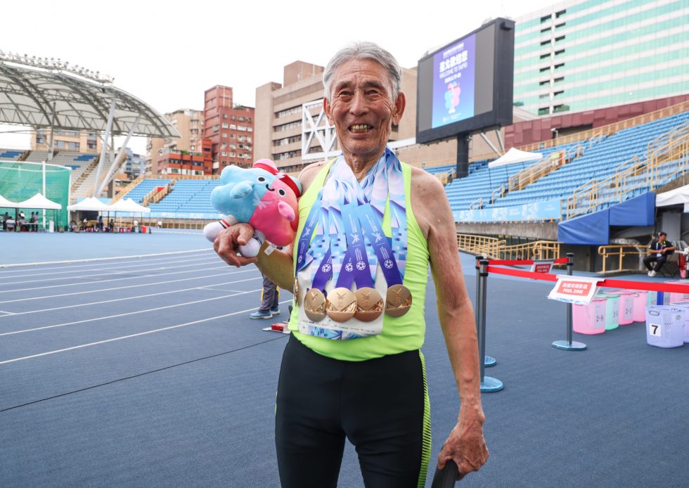 The Fastest Grandpa Won His Fifth Gold. Tseren: I am participating in ...